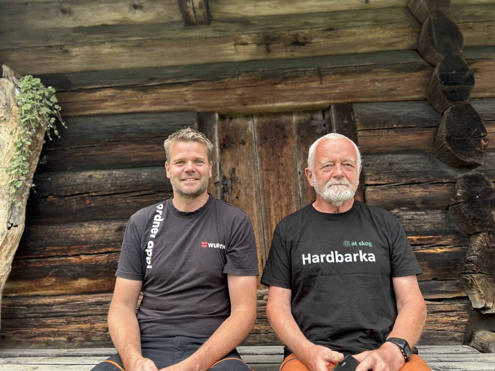 To generasjoner på dugnad for Sikringsradioen - Sikringsradioen AS